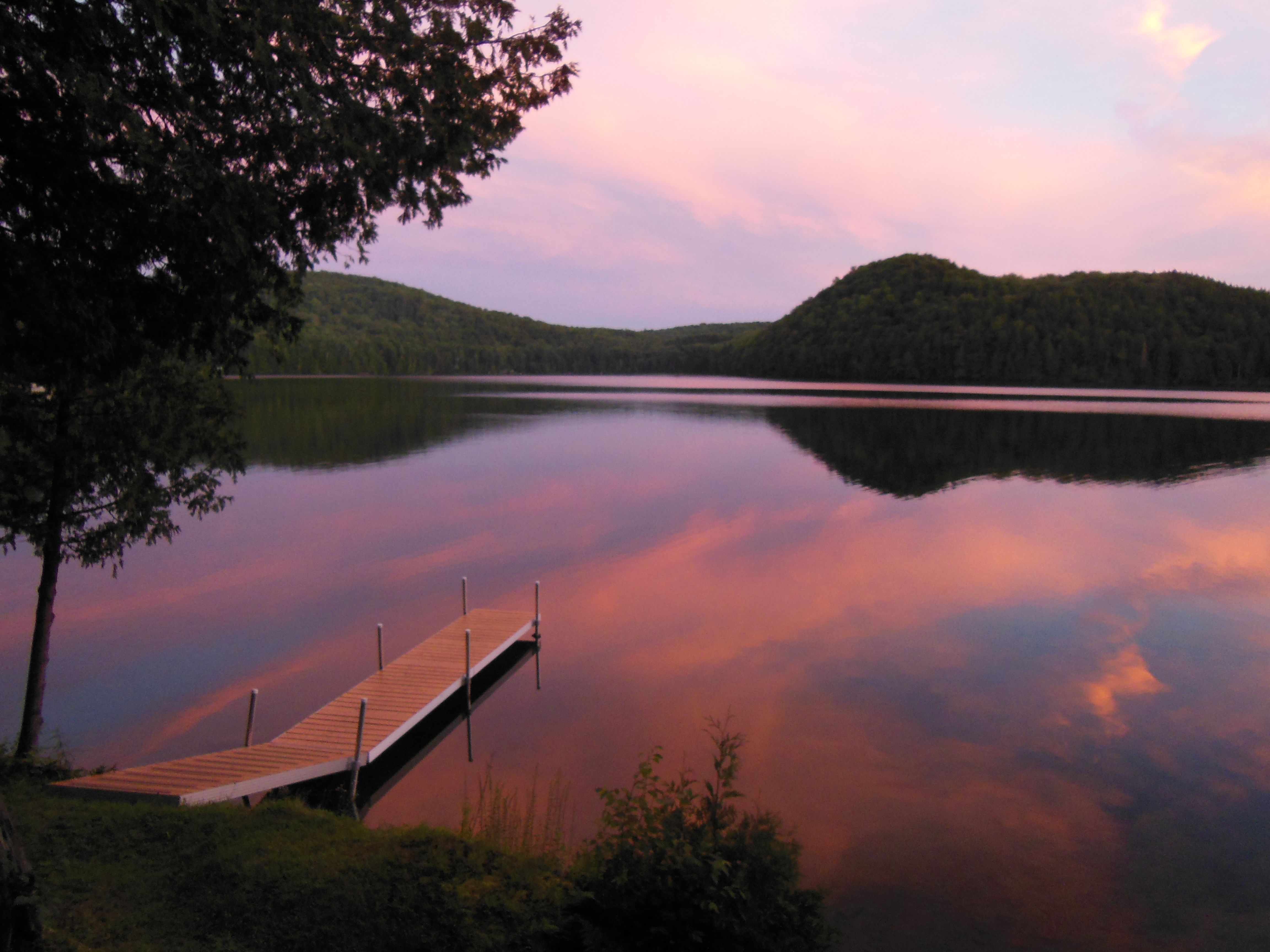 Lakeside cabin ideal for one or two couple(s) or family of 4
