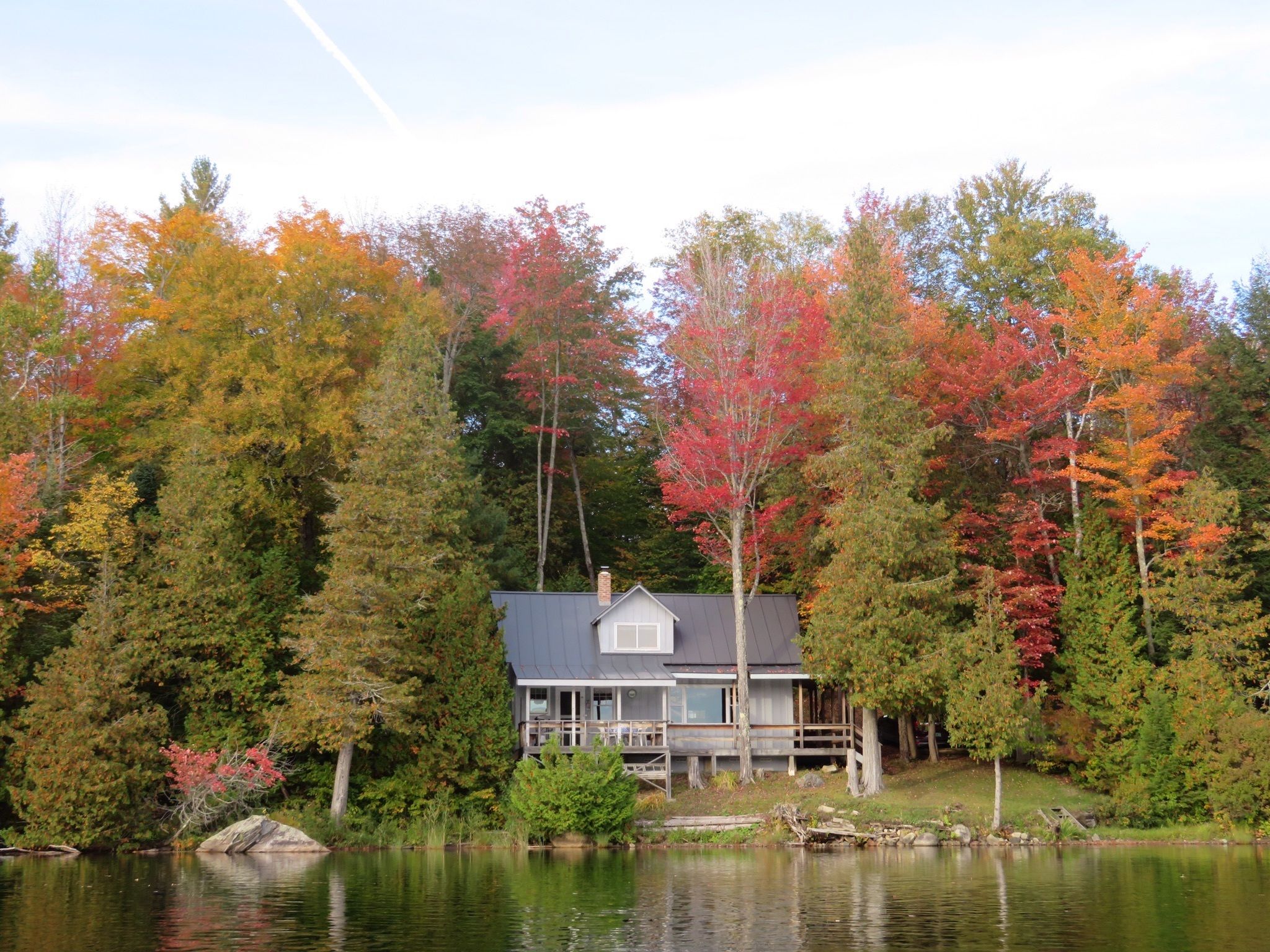 Lakeside cabin ideal for one or two couple(s) or family of 4